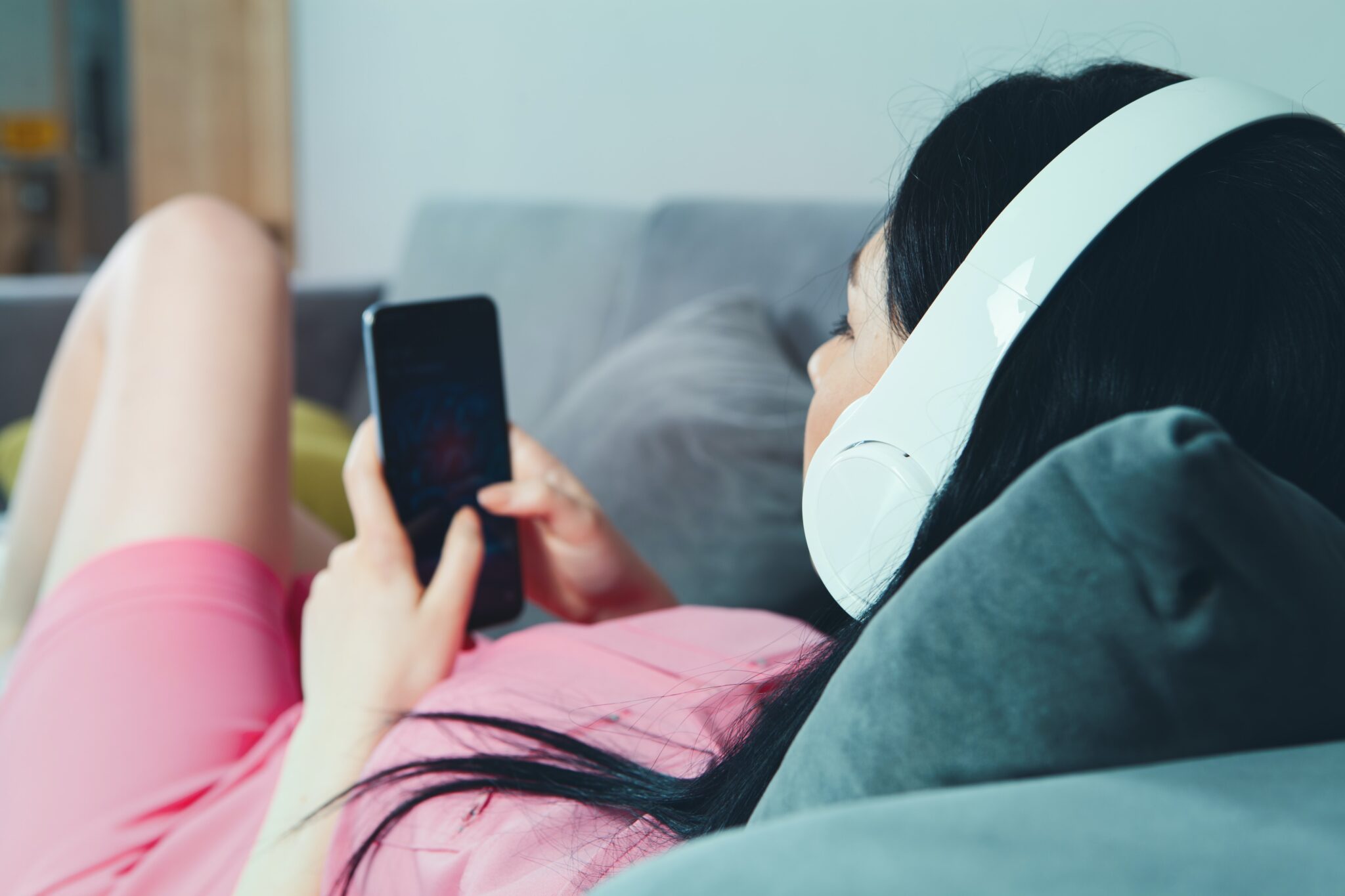 Teenage Cell Phone Use: Risks, Benefits & Parental Controls